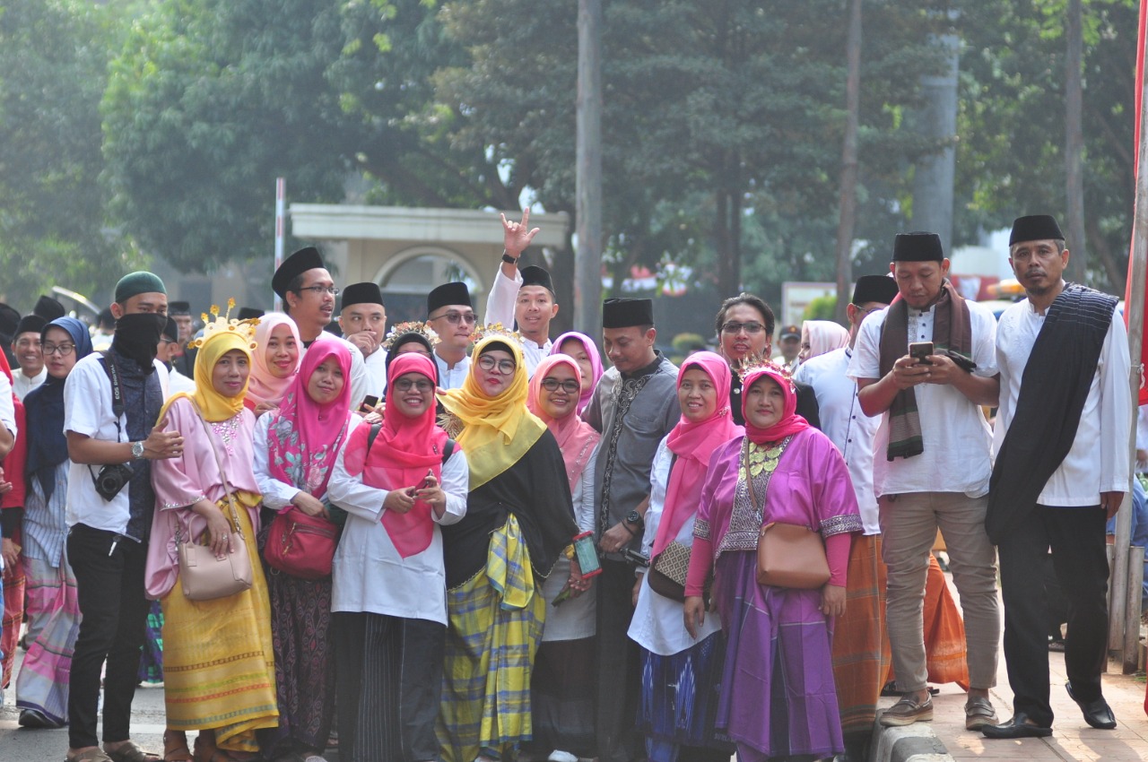 KEC LARANGAN | Larangan Ikut Pawai Sarungan Nusantara